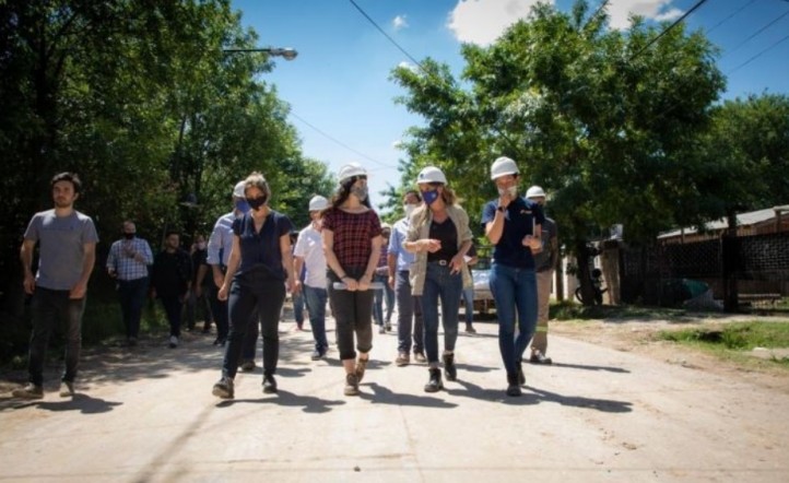 Malena Galmarini recorrió la obra cloacal que beneficiará a 8500 vecinas y vecinos del barrio ...