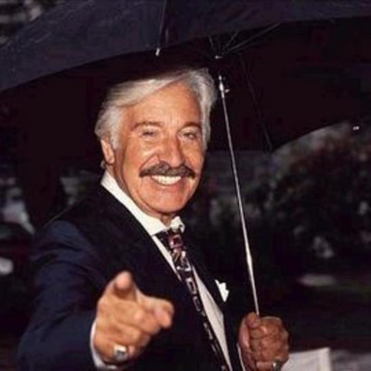 Roberto Galán, el hombre de los 1000 casamientos | InfoVeloz.com