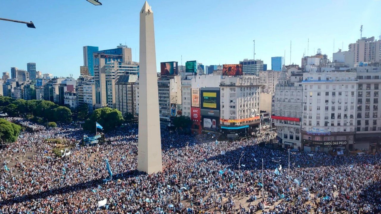 El recorrido del micro de la Selección Argentina en la caravana hacia ...