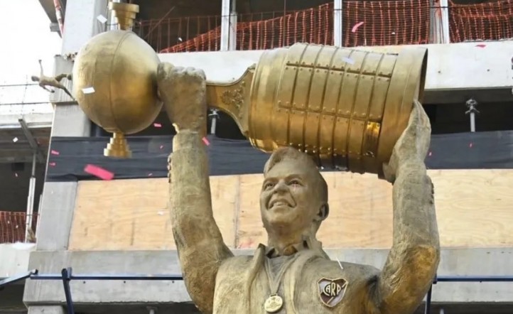 Polémica con la estatua de Marcelo Gallardo: la escultora explicó por ...
