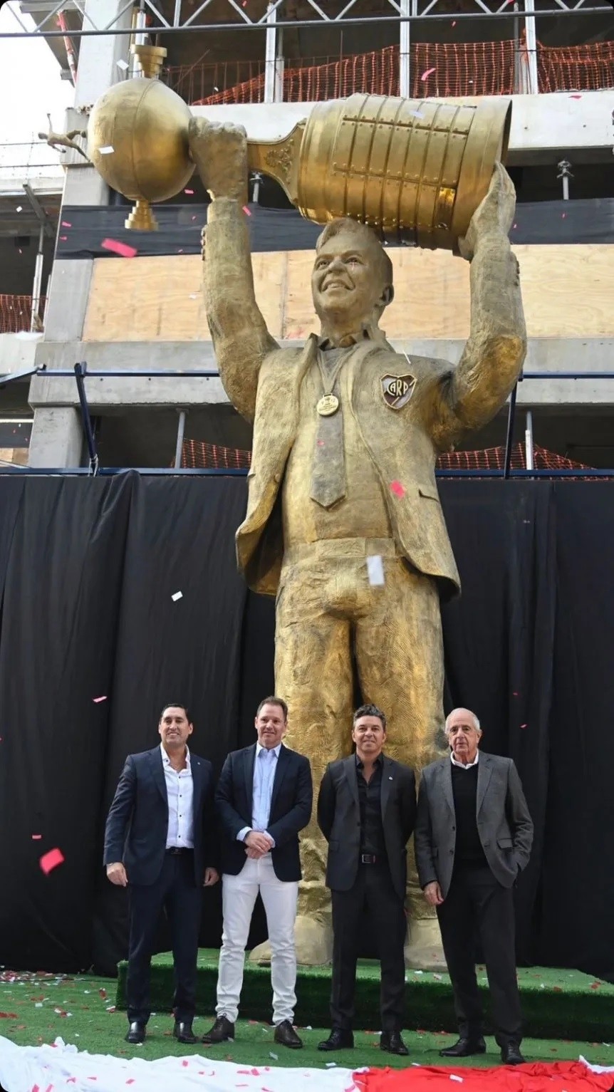 Polémica con la estatua de Marcelo Gallardo: la escultora explicó por ...