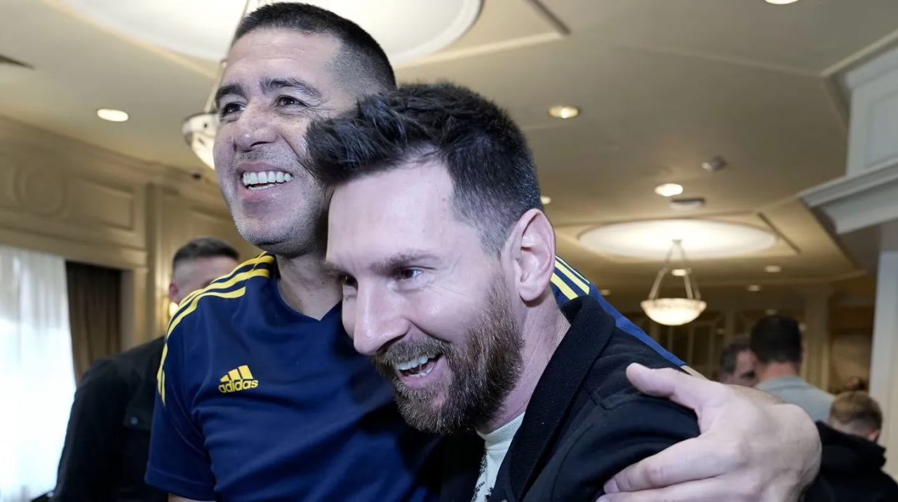 El tuit de la FIFA para describir la foto del abrazo entre Lionel Messi ...