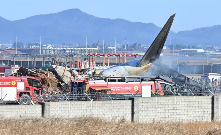 Tragedia en Corea del Sur: murieron 179 personas al estrellarse un avión al aterrizar en el ...